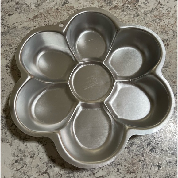 Wilton | Kitchen | Wilton Dancing Daisy Aluminum Cake Pan Makes Lions ...
